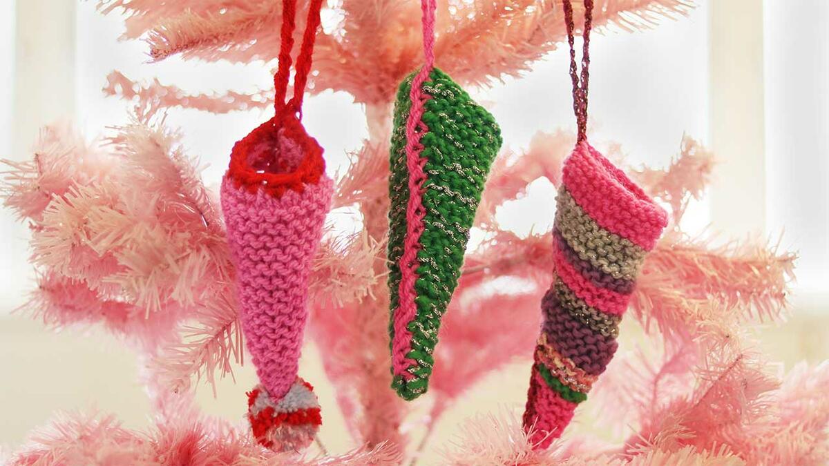 DIY julepynt: Sådan strikker du et kræmmerhus af garnrester | Samvirke