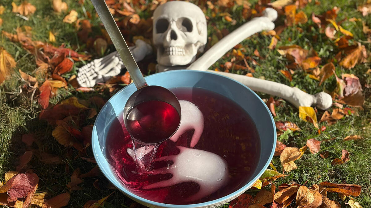 Halloween: Blodig saftevand med afhuggede hænder | Samvirke